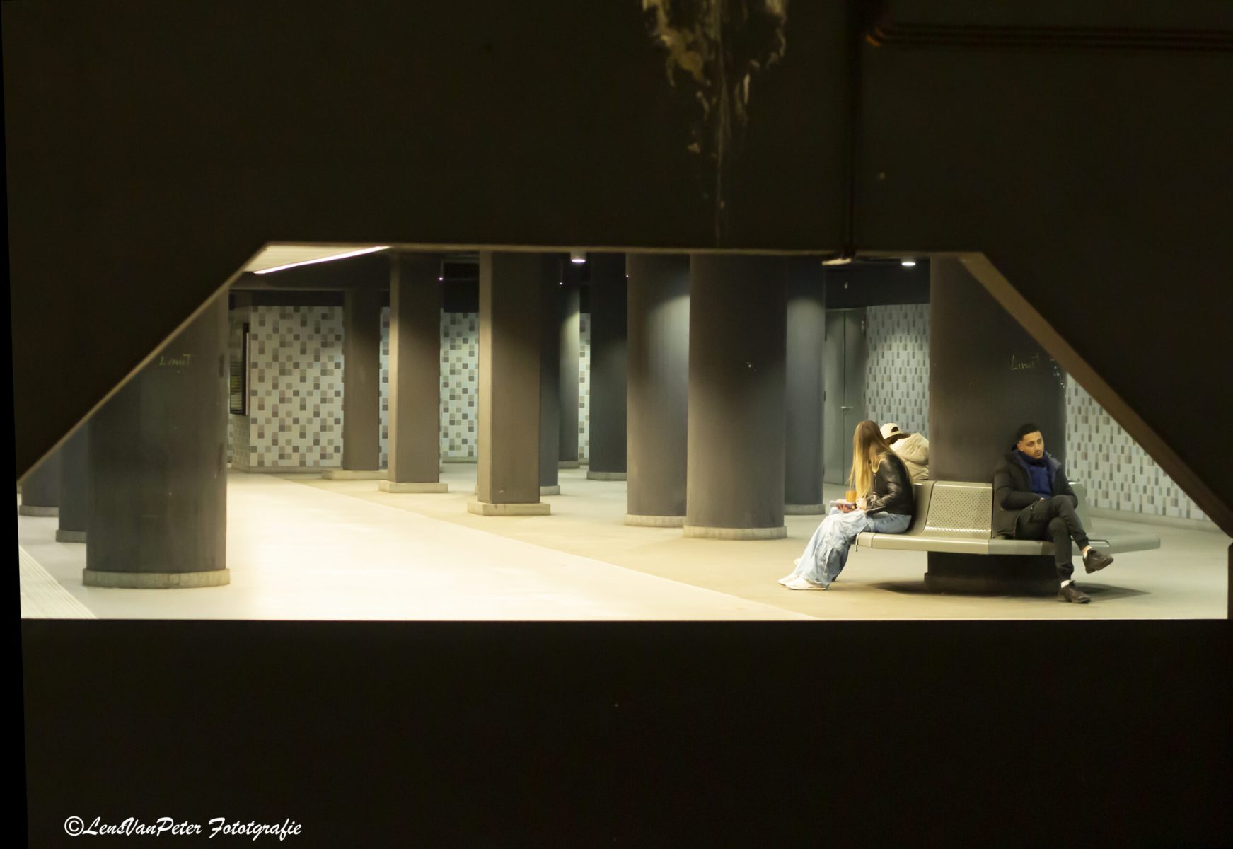 Street Photography Observing Stillness Within the Urban Flow - LensVanPeter - Fotograaf te Venray